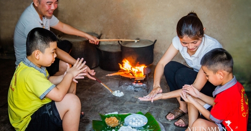 Tác phẩm Ben bep lua hong - Happy Vietnam 2025 - Vietnam.vn